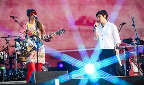 Penélope E Pato Fu Tocam Juntos No Palco Sunset
