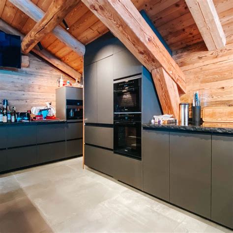 Cuisine Moderne Noire Et Bois Kitchen Kitchen Cabinets Breakfast Bar