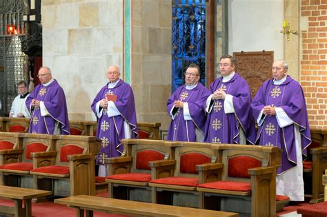 Dzień Zaduszny w katedrze gnieźnieńskiej Archidiecezja Gnieźnieńska