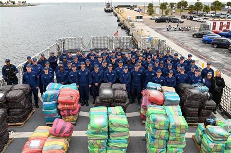 Guardia Costera De Ee Uu Descarga En Florida Droga Interceptada Y