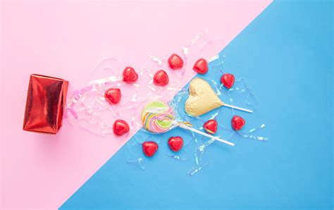레드 초콜렛 발렌타인 데이를 위한 사탕 선물 종이 분홍색에 축 하 파란 파스텔 배경 아이디어 창의력 0명에 대한 스톡 사진 및