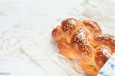 샬라 빵 안식일 키드두시 의식 구성 갓 구운 수제 머리띠 샬라 빵은 샤밧과 휴일을 위해 하얀 배경인 샤밧 샬롬을 배경으로 합니다 맨 위 보기입니다 공간을 복사합니다 할라에