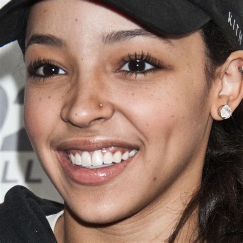 Tinashe Makeup Black Eyeshadow Brown Eyeshadow And Clear Lip Gloss