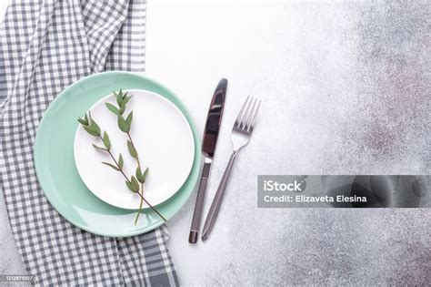 빈 민트와 흰색 접시 린넨 냅킨 유칼립투스 잎과 돌 배경 복사 공간 상단보기에 칼붙이 냅킨에 대한 스톡 사진 및 기타 이미지