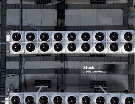 폐쇄 회로에서 물을 냉각시키도록 설계된 산업용 냉각기입니다 수냉식용 냉각수 실내 온도에 관계없이 설정 온도를 유지합니다 국가 보조금을 받는 히트펌프 가정 난방에 대한 스톡