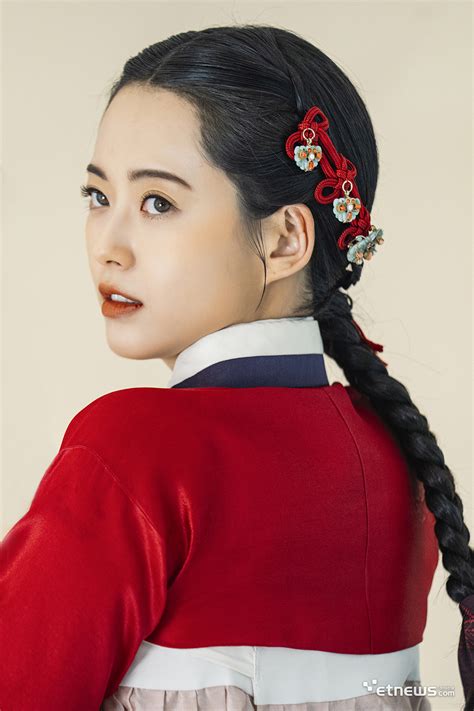 고아라 춘화연애담 포스터 비하인드 공개단아미모 속 호기심 눈빛 주니어전자