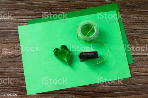 명령 1 단계 성 패트릭의 날 클로버 공예 종이 Handmade 어린이 예술 프로젝트 바느질 어린이를위한 공예품 0명에 대한 스톡 사진 및 기타 이미지 Istock