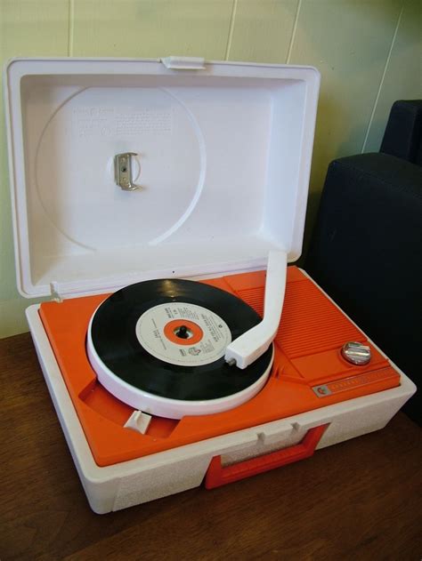 Early 60s General Electric RP 3XXX Portable Record Player