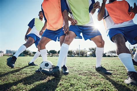 축구 남성 및 스포츠 잔디 및 건강 운동 목표 웰빙 및 도전을 통한 피트니스 남자 선수 남자 선수 훈련 축구 경쟁 게임 에너지가