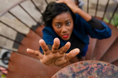 물에 손을 뻗는 사람 · 무료 스톡 사진