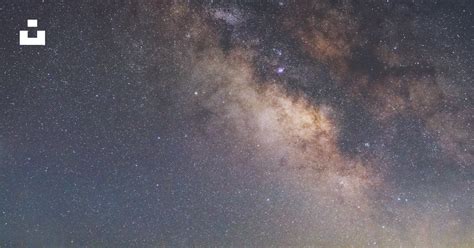 파란색과 갈색 별이 빛나는 밤하늘 사진 Unsplash의 무료 블루밍턴 이미지