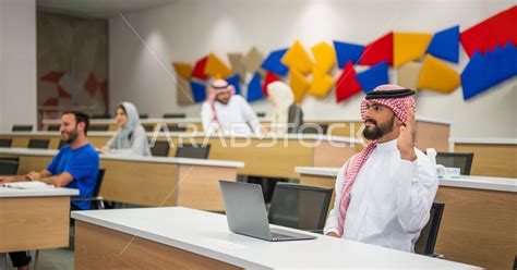 طلاب جامعيون عرب سعوديون خليجيون في قاعة المحاضرات في الجامعه التفاعل