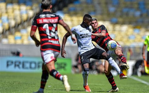 Botafogo domina o Flamengo goleia o rival no clássico e reassume a