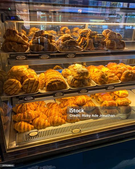베이커리나 페이스트리에 진열되어 있는 마카롱 크루아상 데니쉬 등 다양한 종류의 빵 다양한 종류의 빵 빵 케이크 및 롤빵이있는 현대 빵집 0명에 대한 스톡 사진 및 기타