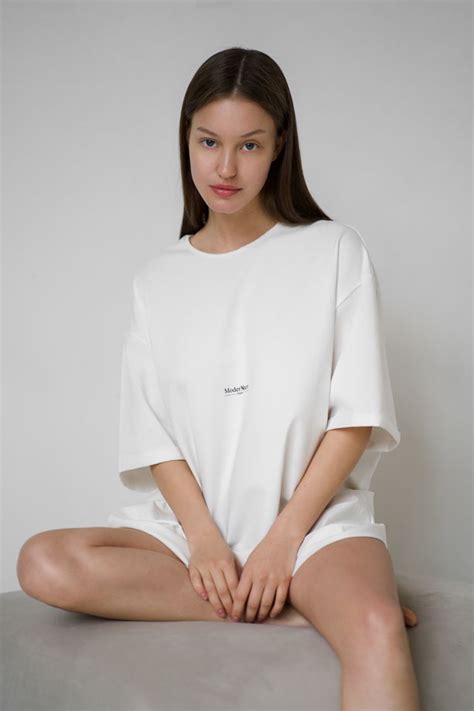 Женская белая хлопковая футболка Oversize в магазине «modername на Ламбада маркете