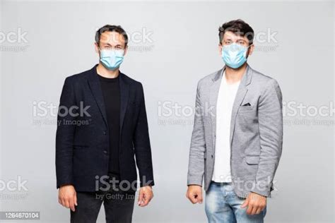 흰색 배경에 고립 된 회의에서 양복을 입은 의료 용 마스크를 쓴 두 명의 젊은이 2명에 대한 스톡 사진 및 기타 이미지 2명