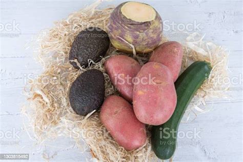 순무 감자 아보카도와 나무 흰색 보드에 보호 빨대에 누워 쿠르제트 등 겨울 정원에서 야채 0명에 대한 스톡 사진 및 기타 이미지