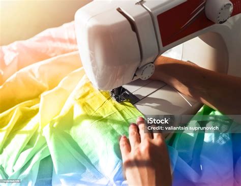 자존심의 달을위한 Lgbt Lgbtq 플러스 직물 깃발 봉제 Central London에 대한 스톡 사진 및 기타 이미지