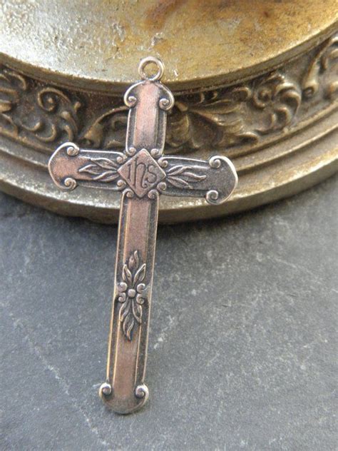 Superbe pendentif croix 52mm ex votot avec motif embouti en relief néo