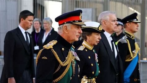 Carlos Iii Y Sus Hermanos Velan El Féretro De Su Madre En Londres