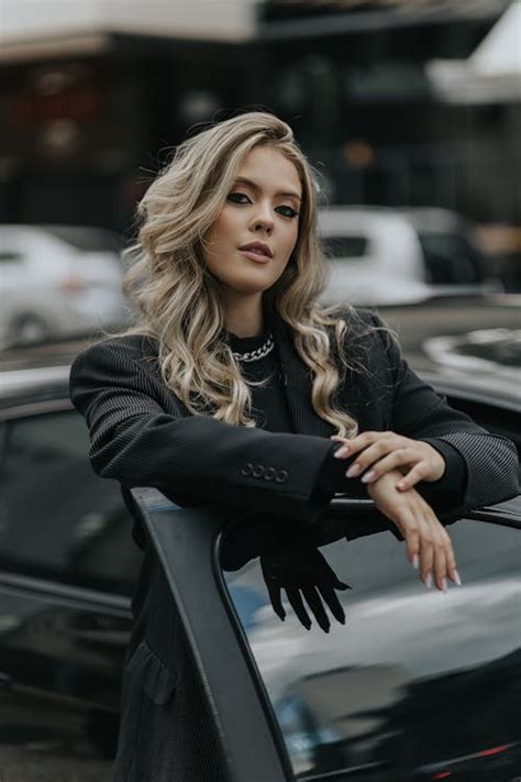 거리 거리 패션 건방진 금발 긴 머리 대도시 도시 도시 스타일 도시 풍경 도시의 럭셔리 매우 복잡한 매혹적인 머리 메이크업 모델 보석 블레이저