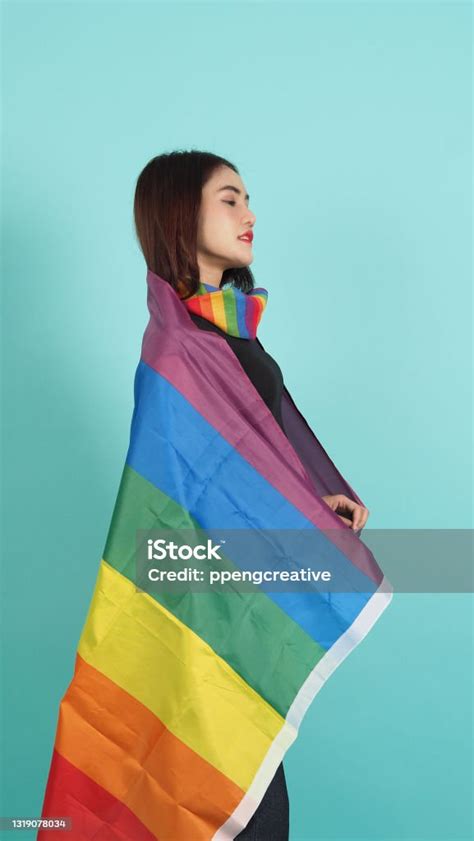 Lgbtq 소녀와 자부심 플래그 레즈비언 소녀와 Lgbt 플래그 서 파란색 녹색 배경입니다 목에 무지개 스카프와 아시아