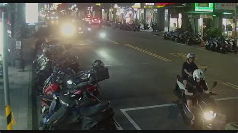 新北老翁無視車流穿越馬路 害騎士父子慘摔3人傷 時事 聯合影音