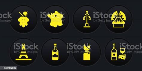 에펠탑 받침대에 가고일 와인 병 여자 드레스 가로등 지도 프랑스 치즈와 포도 과일 아이콘이 있는 와인 병을 설정합니다 벡터 0
