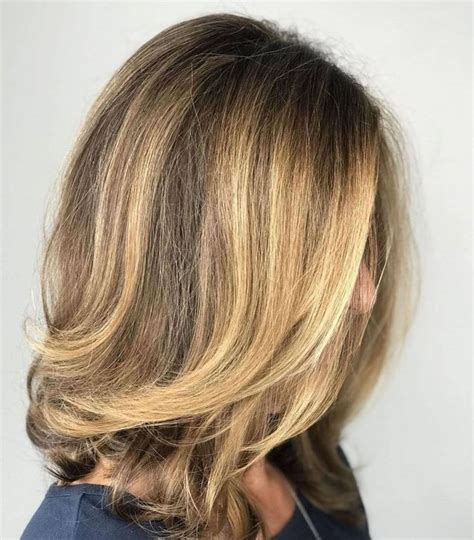 50 Modern Hairstyles With Extra Zing For Women Over 50 肩の長さのヘアカット
