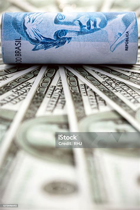 높은 달러 실제 의 평가 절하 수백 달러 지폐 중 100 브라질 Reais 지폐 금융 위기 브라질의 개념 0명에 대한 스톡 사진