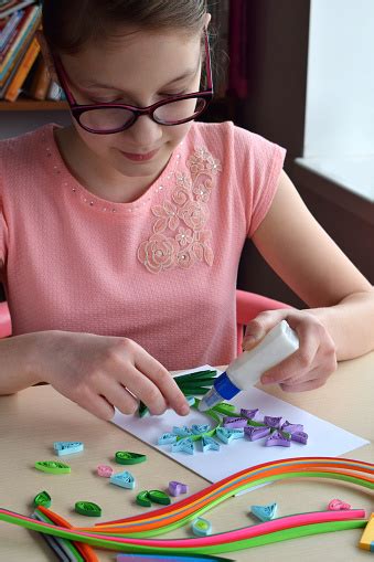 관상 주름을 달기 기술입니다 훈장 또는 인사말 카드를 만드는 여자 종이 스트립 꽃가 위 휴일에 수 제 공예 생일 어머니 또는 아버지의 날 3 월 8 일 결혼식 어린이 Diy