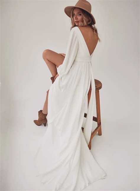 Western Long Sleeves Open Back Wedding Dresses With V Neck Sweep Train