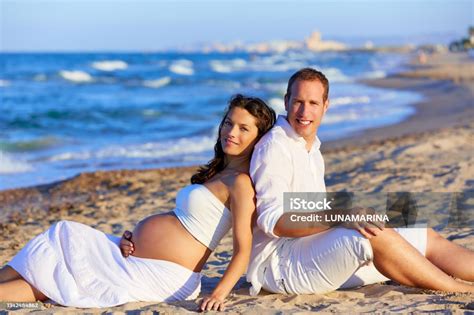 아름다운 부부 임신 한 여자 에 The 바닷가 임신에 대한 스톡 사진 및 기타 이미지 임신 휴가 커플 Istock