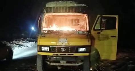 সিলেটে চালক ও তাঁর সহকারীকে না‌মিয়ে কাভার্ড ভ্যানে আগুন প্রথম আলো