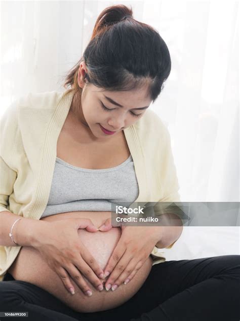 그녀의 배꼽 라이프 스타일 개념에 손 심장 기호로 임신 아시아 여자 감정에 대한 스톡 사진 및 기타 이미지 감정 개념 개념과 주제 Istock