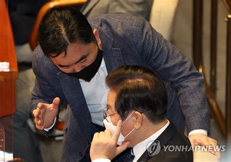 대화하는 이재명 대표 연합뉴스