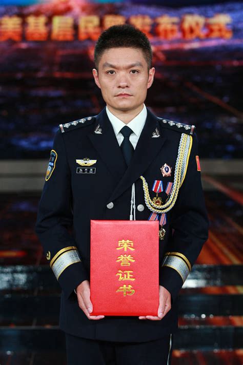 上海民警陈建强当选“全国最美基层民警”反扒人民守护