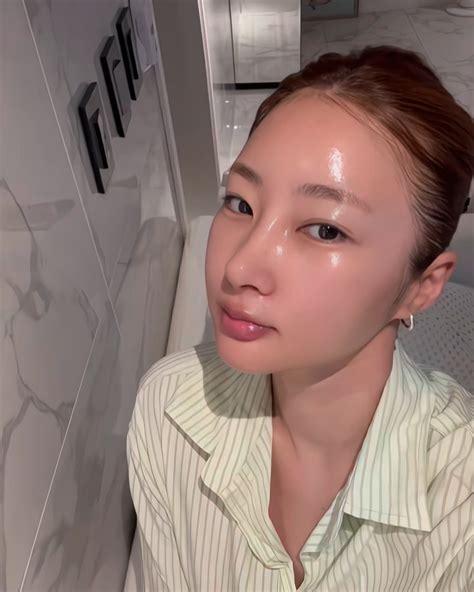 강자매 채도가낮은 블루에 그레이가 더해 차분한 느낌을 주는 뉴트럴블루🩵 가을에 그레이 수트랑도 예쁠것같은 그런 블루 🩵 ️