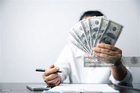 100달러 지폐는 가장 큰 지폐 은행입니다 금융 투자 성공 미국의 통화는 달러입니다 화폐 환율은 Usd에 따라 오르락