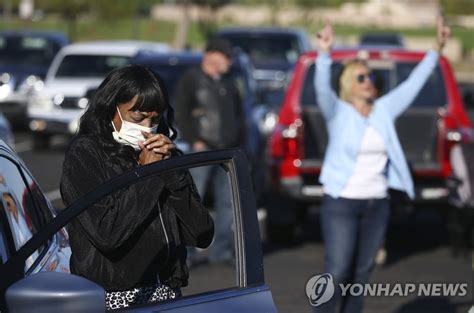 애리조나 주 코로나19 드라이브인 부활절 예배 연합뉴스