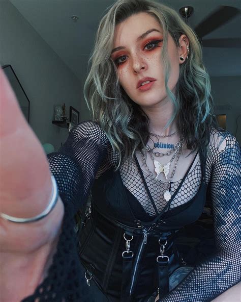Pin By Courtneyyyy On Mothica Fanboard Fashion Women Beatiful People