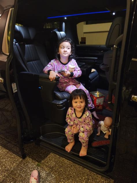 ផន សុផារី ជះលុយទាំងម៉ឺនៗ ទិញកាដូឡានឲ្យកូនស្រីទាំងពីរ Khmerload