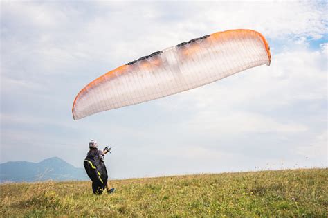 패러글라이더는 북 코 카 서 스 산에서 이륙 하기 전에 그의 낙하산을 엽니다 이륙 하기 전에 공기 낙하산 날개를 작성 구름에 대한 스톡 사진 및 기타 이미지 Istock