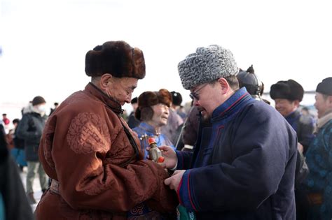 Г Занданшатар Хоёр бөхт монгол тэмээний удмын санг хамгаалах өсгөн үржүүлэх нь хүн төрөлхтний