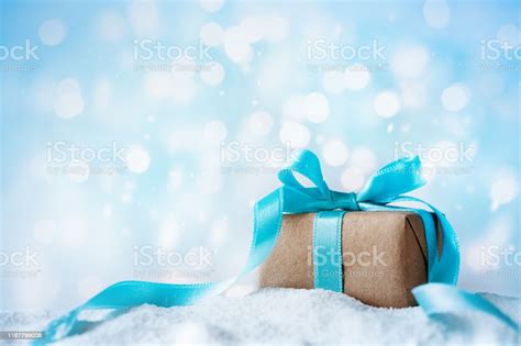 휴일 조명 배경에 대한 눈 크리스마스 선물 이나 선물 상자와 아름다운 겨울 구성 빗나간 포커스에 대한 스톡 사진 및 기타 이미지