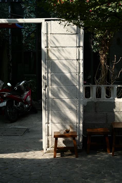 거리 사진 거리 장면 건축 골목 그늘 그림자 나무 나무 의자 나뭇잎 낮 녹지 단순한 벽 도시 생활 도시