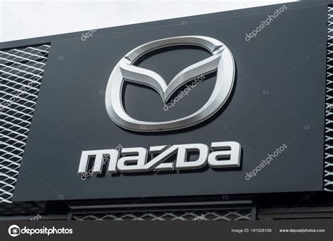 Venta Al Por Menor Del Logotipo De Mazda En La Tienda Frontal — Foto