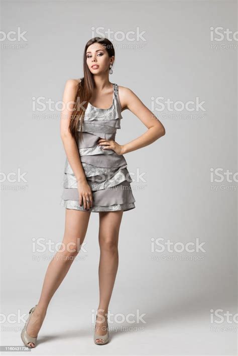 패션 모델 실버 드레스 여자 전체 길이 스튜디오 초상화 흰색에 서 여자 여자에 대한 스톡 사진 및 기타 이미지 여자 은색 칵테일 드레스 Istock