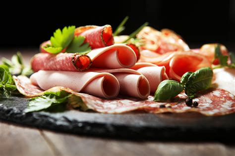 맛 있는 살라미 얇게 썬 햄 소시지 샐러드 및 채소로 만든 음식 트레이 선택 가능한 고기 플래터 0명에 대한 스톡 사진 및 기타 이미지 Istock