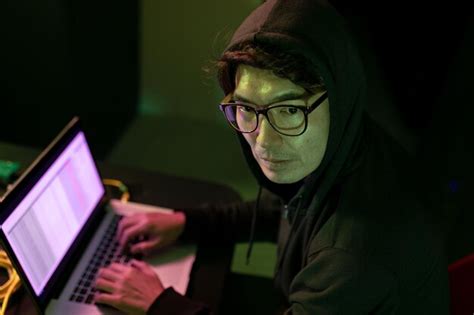 Hacker Masculino Asiático Usando Um Laptop Na Sala De Servidores De